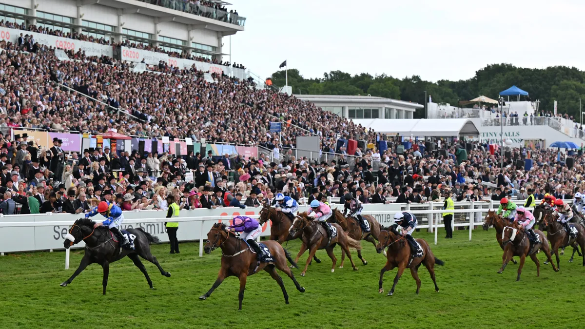 Horrorisztikus jelenet: a ló fejelte le a lovast - videó - ORIGO
