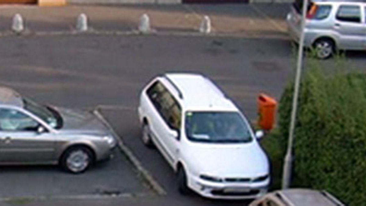 Ez a magyar telepi parkolás új csúcsa, így áll meg egy igazi bunkó - ORIGO