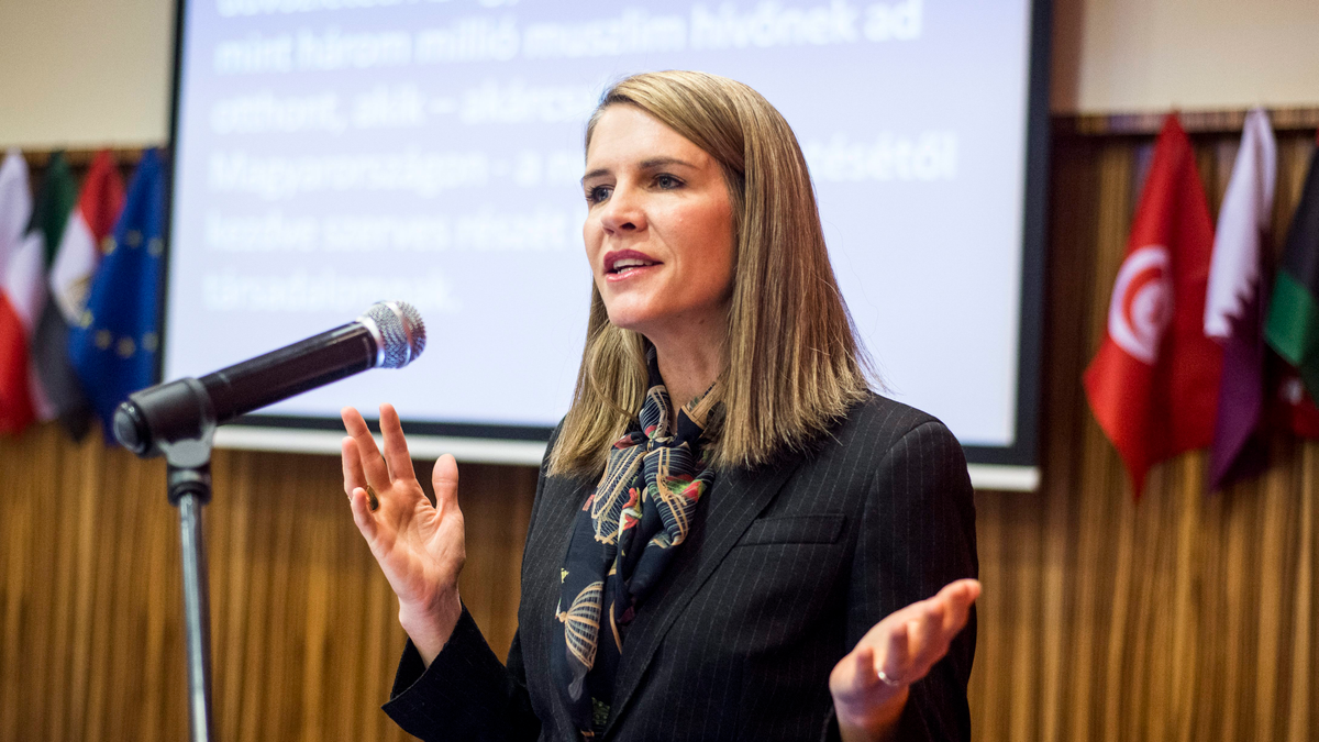 Elhagyja Magyarországot Colleen Bell - ORIGO