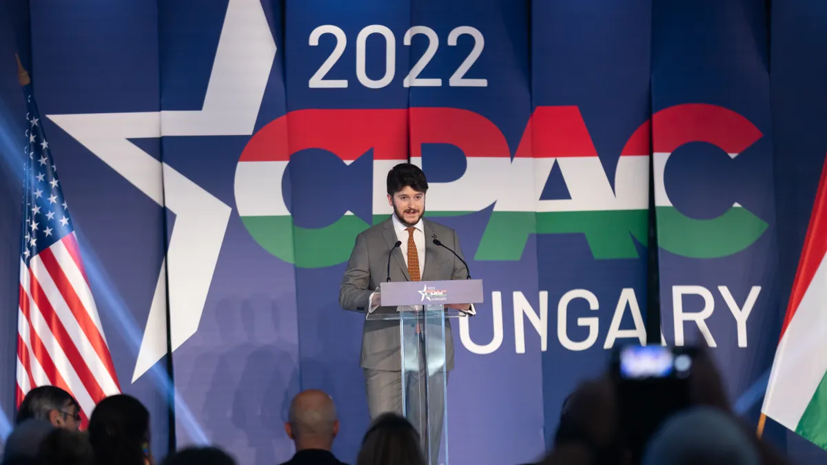 Gavin Wax: Orbán Viktor és kormánya tevékenysége inspiráló - ORIGO