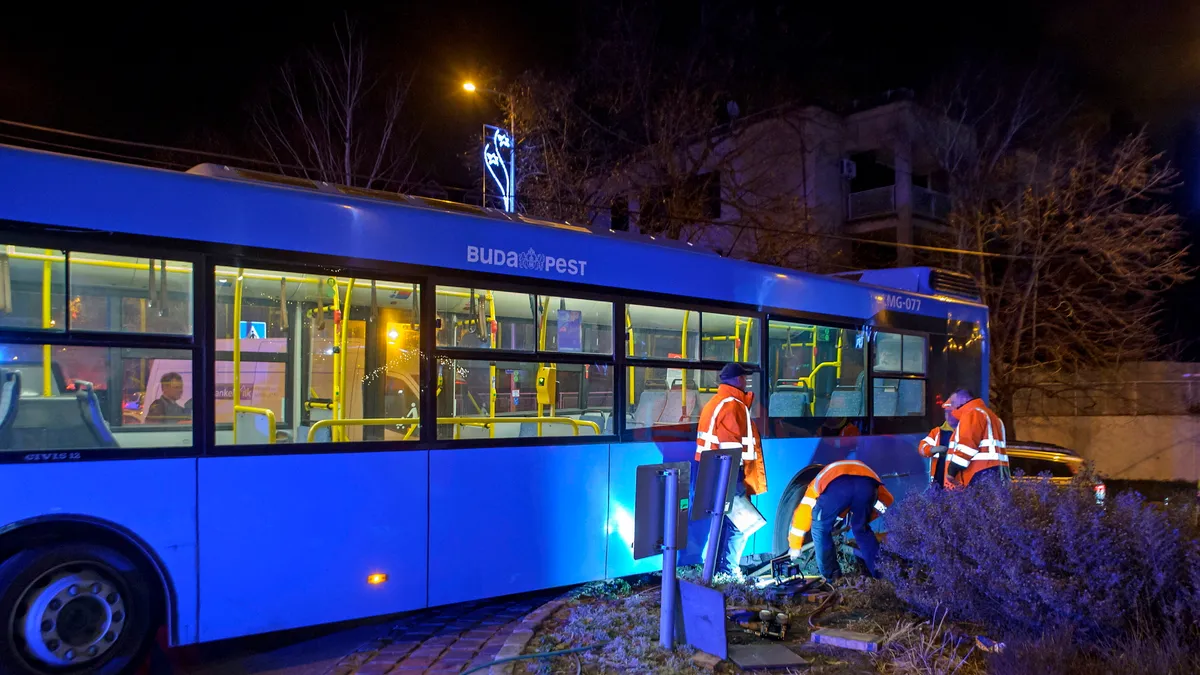 Körforgalom virágágyásába hajtott egy busz Budán - ORIGO