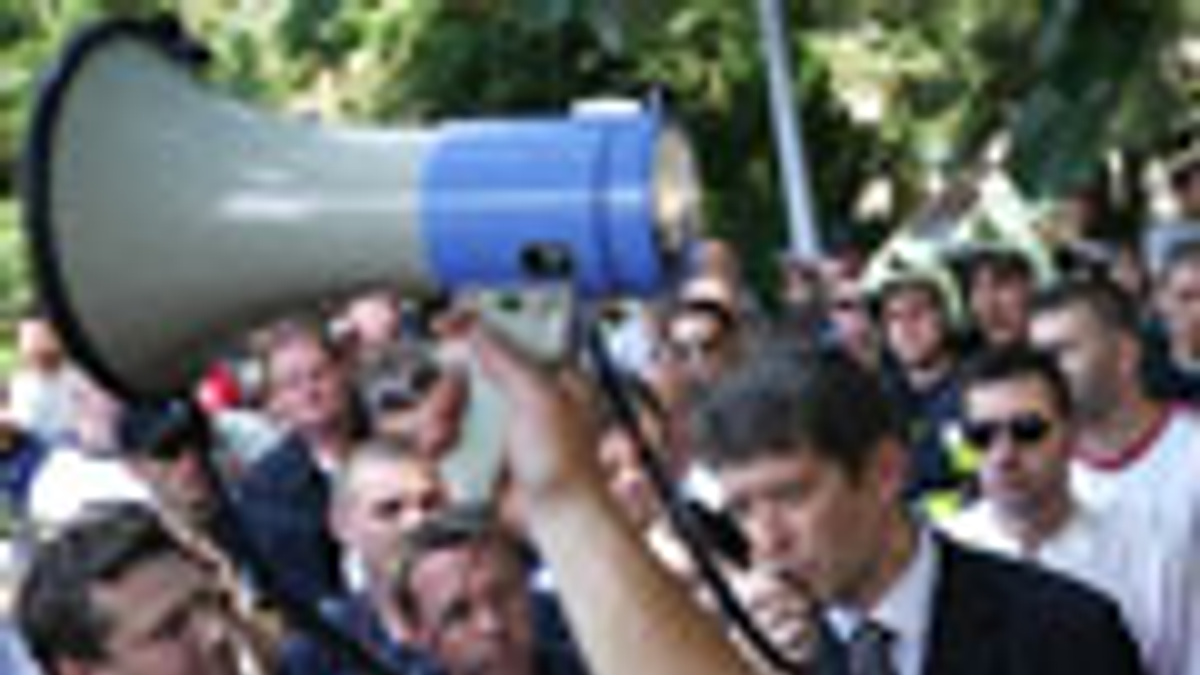 Nem szállnak le Orbán bohócáról a rendvédelmisek - ORIGO