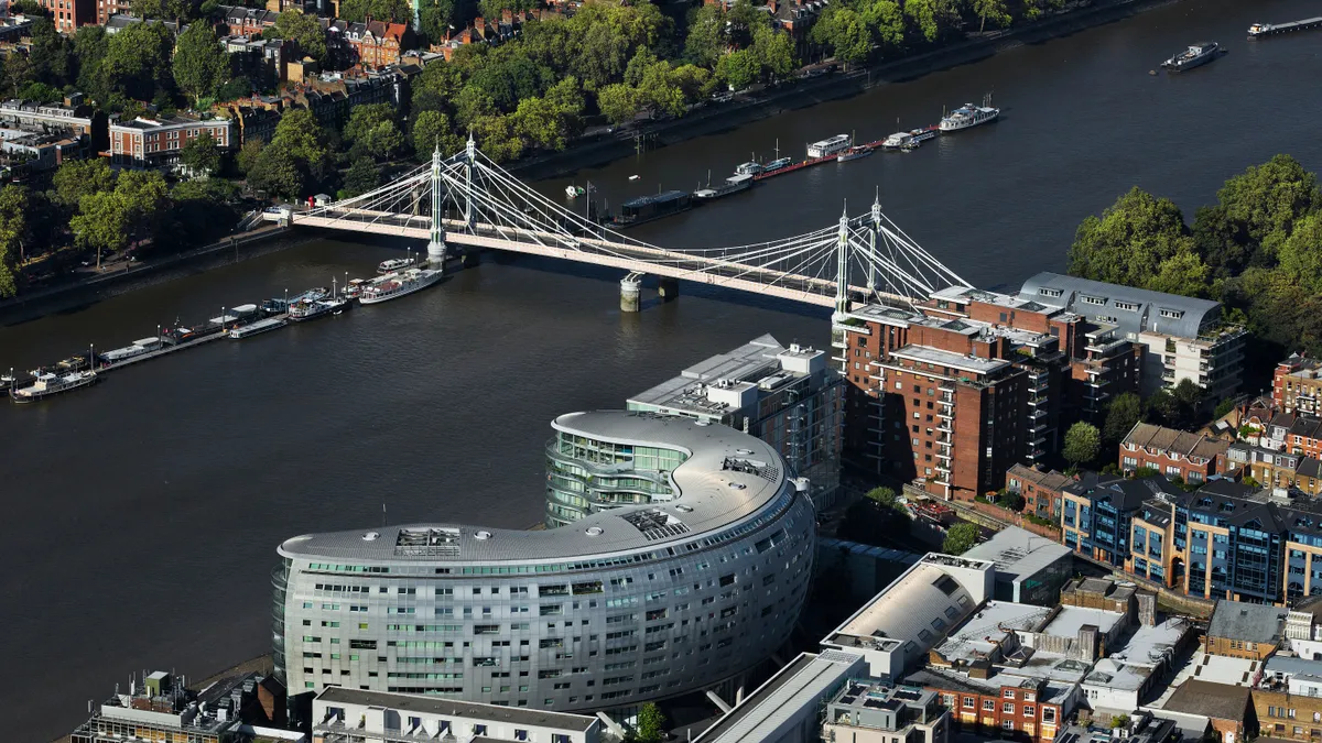London legdrágább negyedében, a Temze partján felhúzott olcsó ...