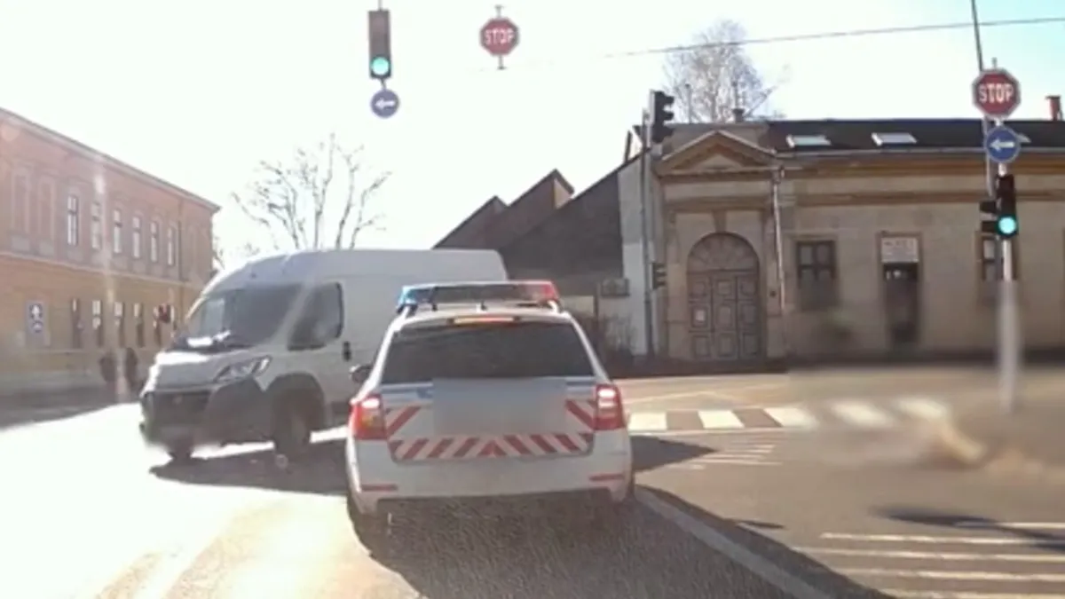 Gondolta, még átcsúszik a piroson Nyíregyházán, pont a rendőröket ...