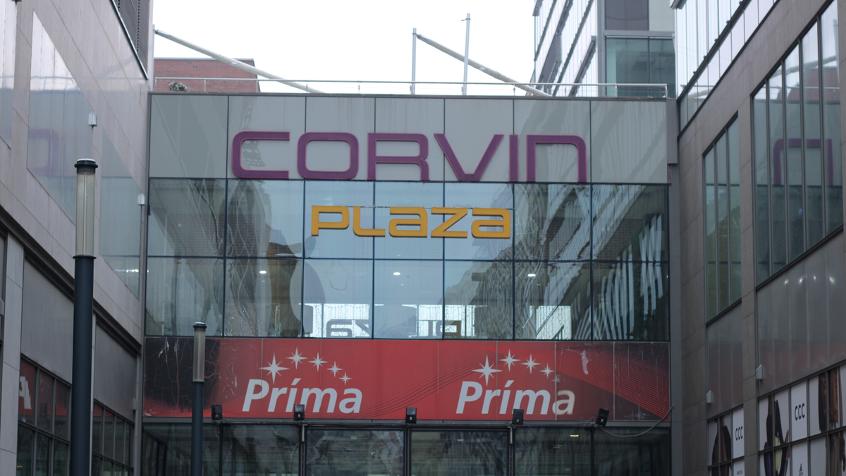 Beragadt egy nő a Corvin pláza egyik üzletében, miután a teljes ...