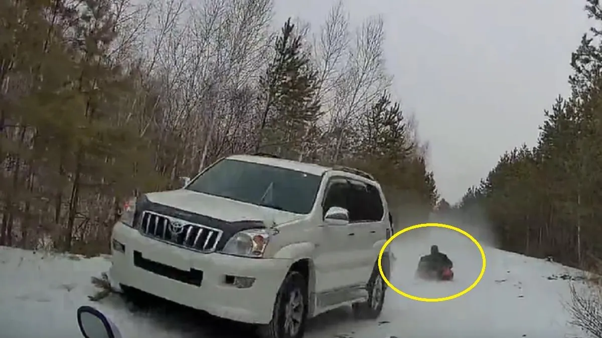 Ilyen furcsa balesetet csak ritkán lehet látni - videó - ORIGO