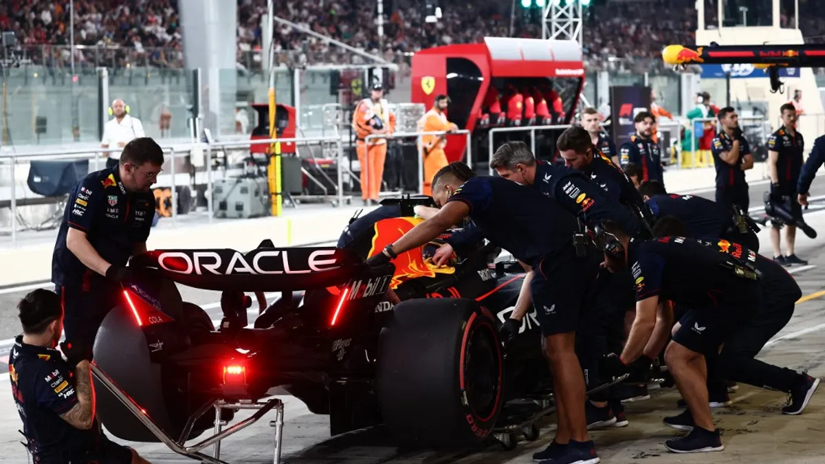 Kerékcsere teljes sötétségben? - a Red Bullnál erre is képesek - videó ...