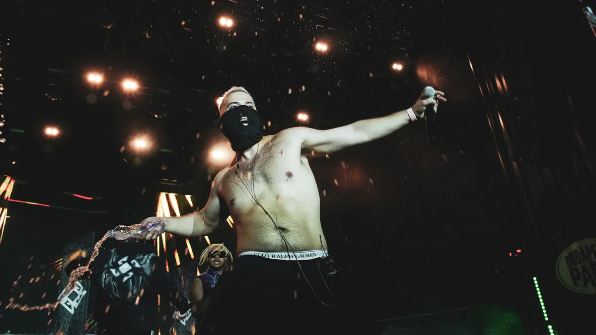 Összeverekedett az utcán két magyar rapper - videó - ORIGO