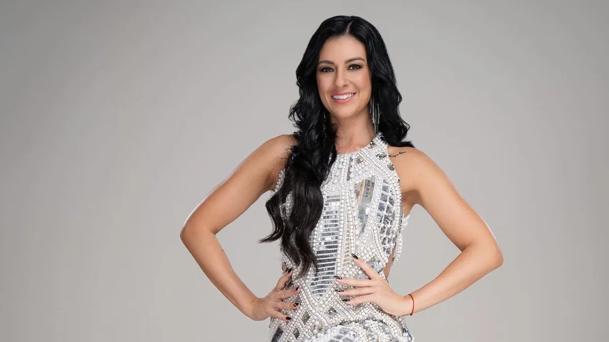 Teljesen átlátszó felsőben mutatta meg hatalmas melleit Stana Alexandra ...