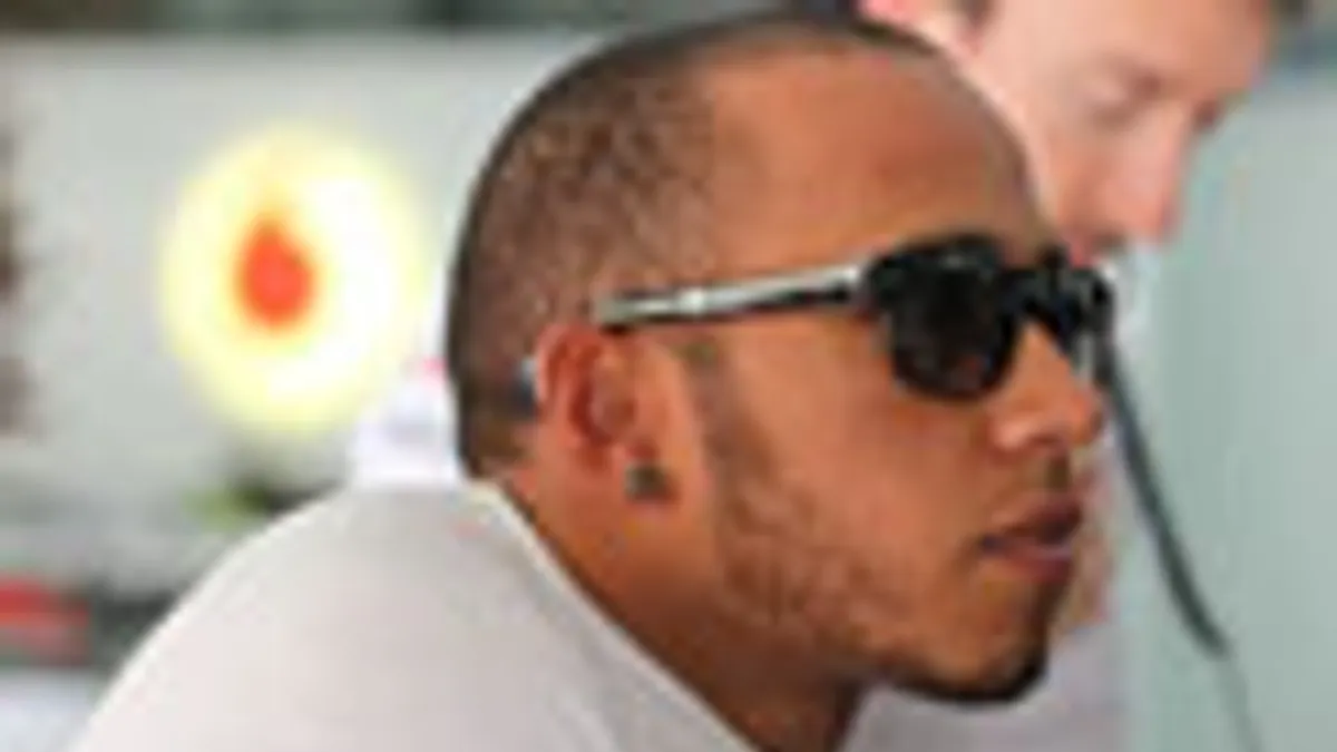A McLaren megfelezné Hamilton bérét - ORIGO