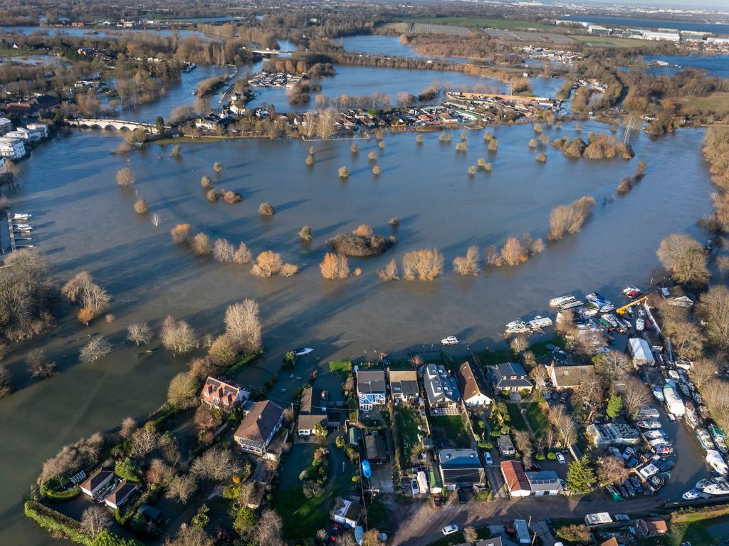 Heves esőzések miatti áradások a London melletti területeken - ORIGO