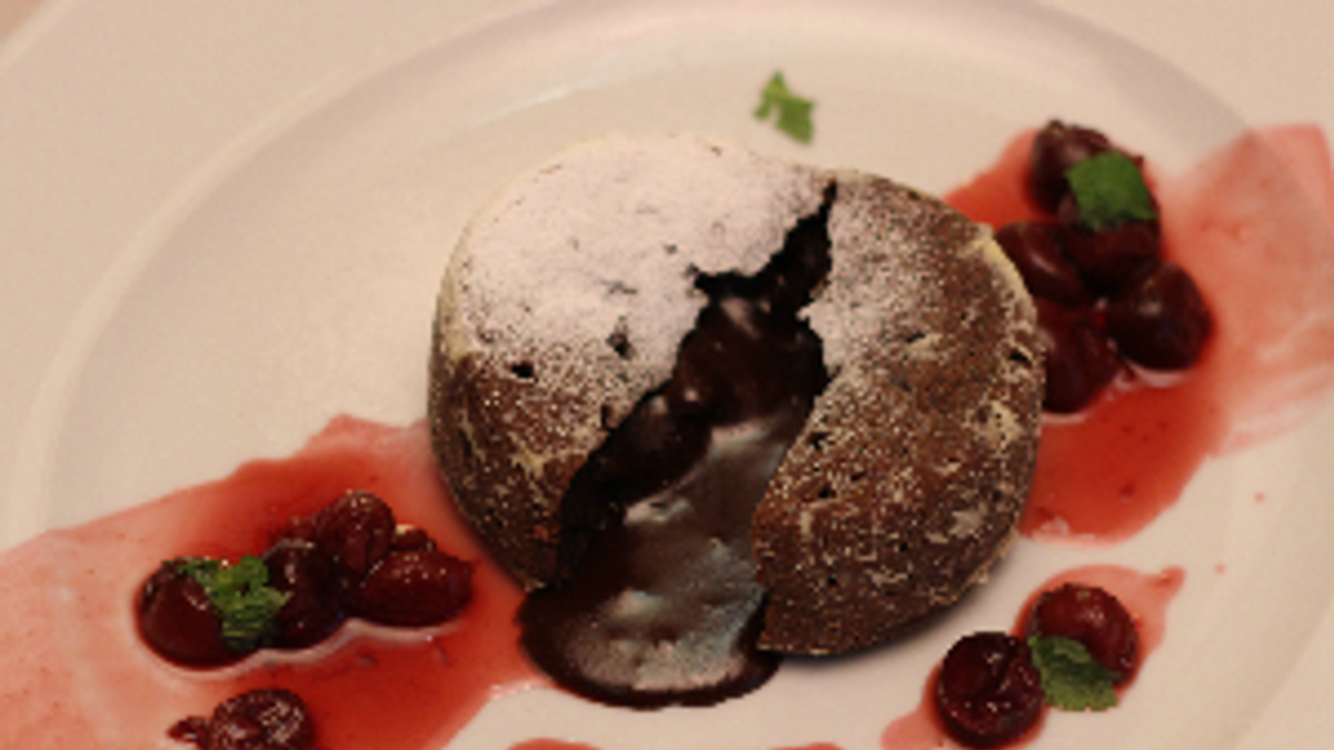 CSOKOLÁDÉ BOMBA GYÖMBÉRES MEGGYRAGUVAL - Oliva Étterem, Veszprém - ORIGO