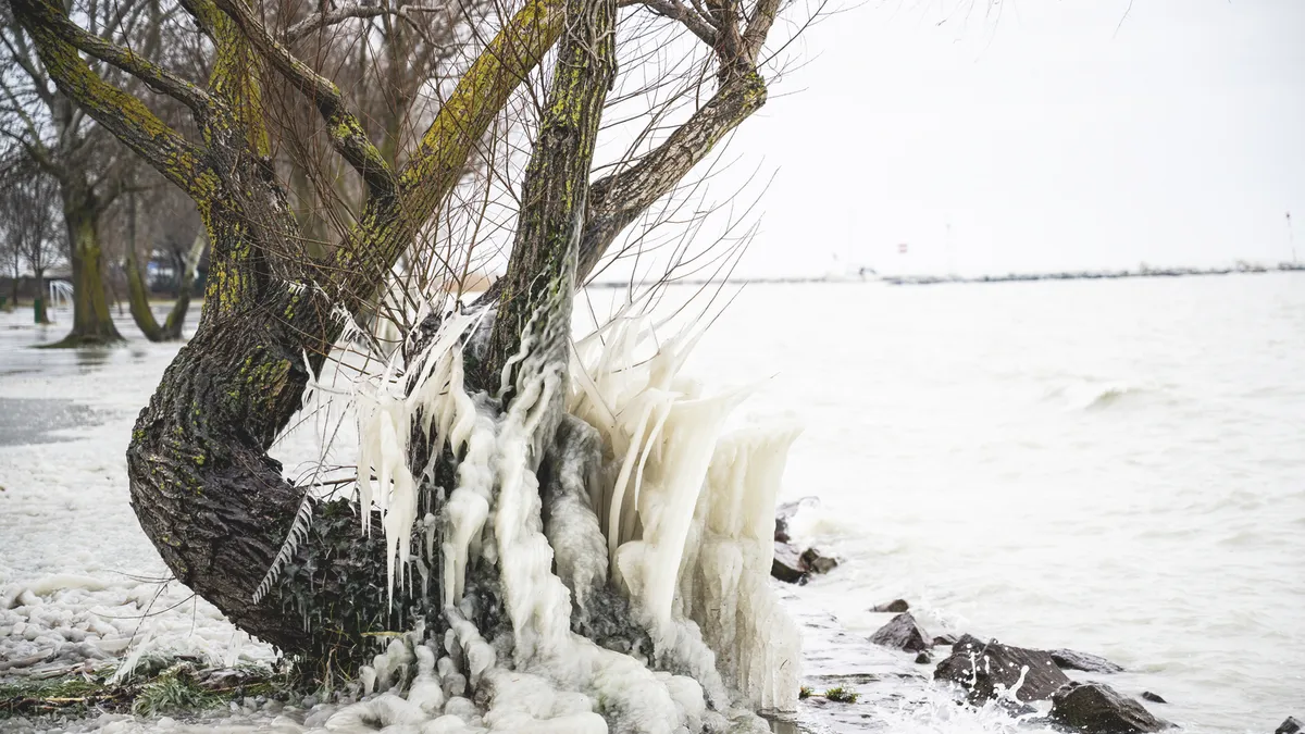 Káprázatos képeken a befagyott balatoni part - ORIGO
