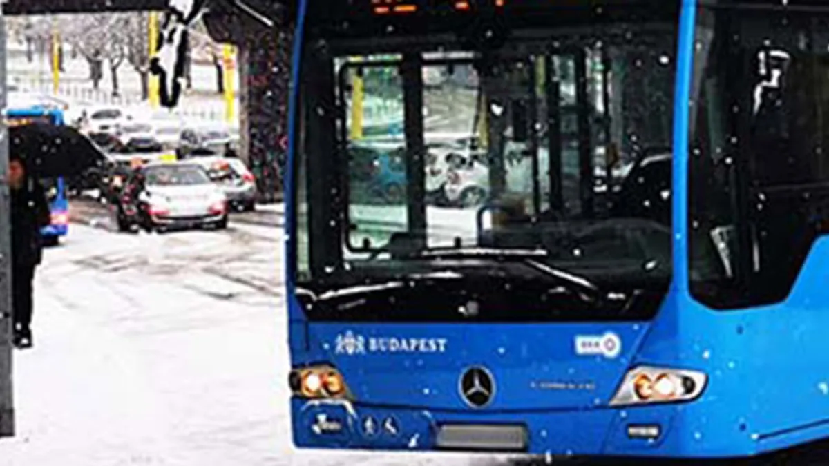 A havazás miatt keresztbe fordult csuklós busz bénította meg a forgalmat Budapesten - fotók - ORIGO