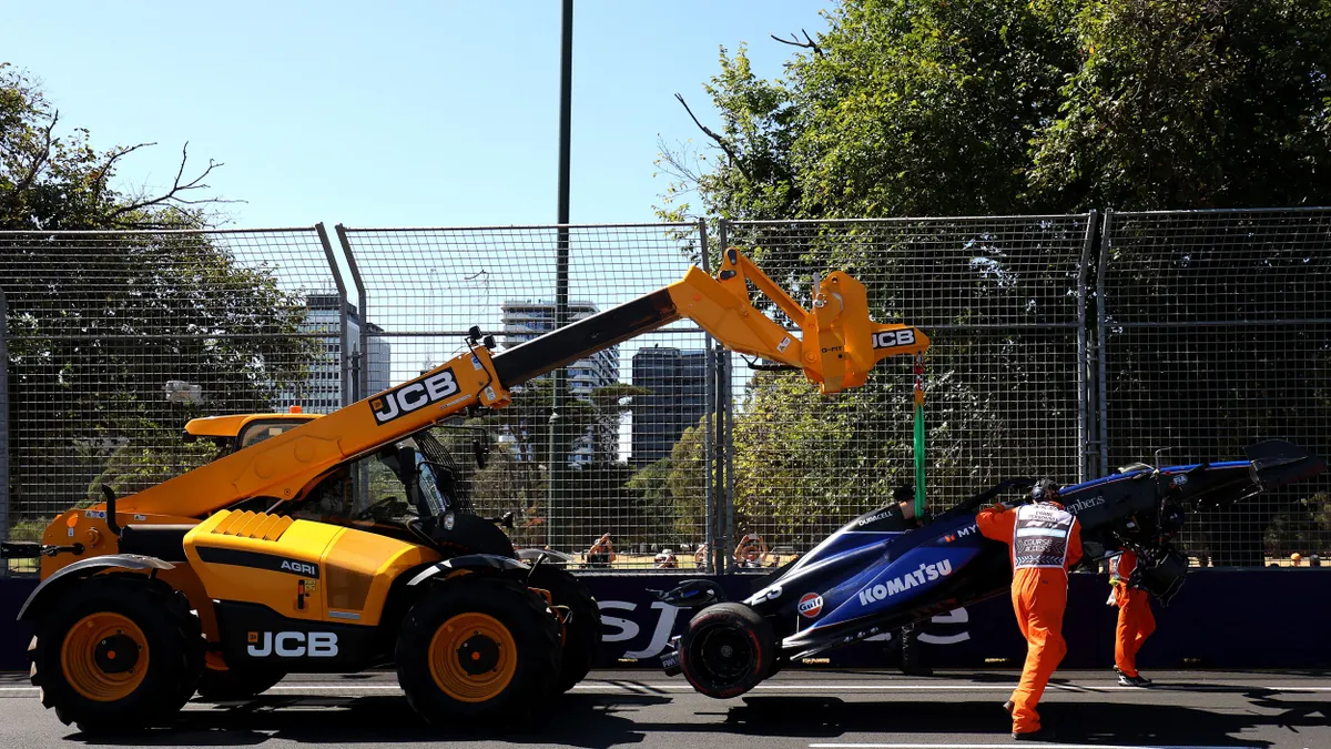 Így áll a Forma-1-es csapat összetört autójának javítása - ORIGO