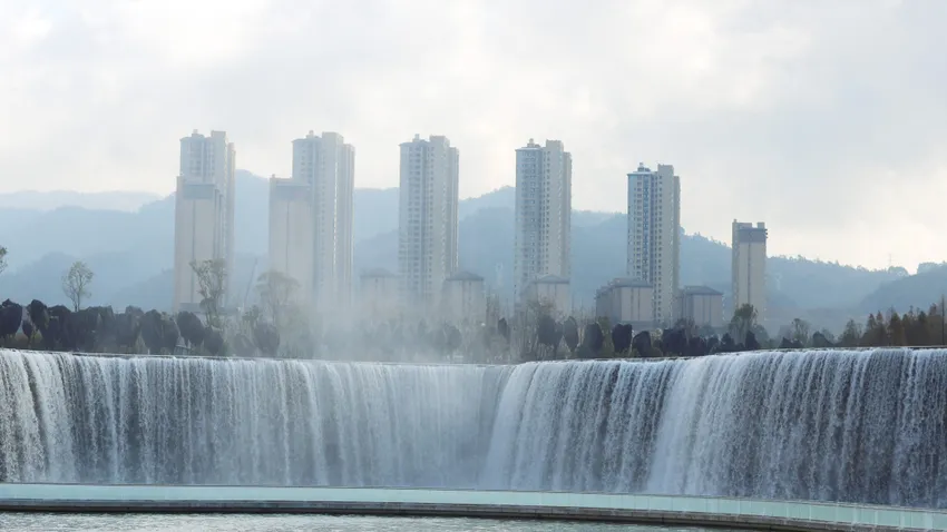 400 méter széles a világ egyik legnagyobb városi, mesterséges vízesése ...