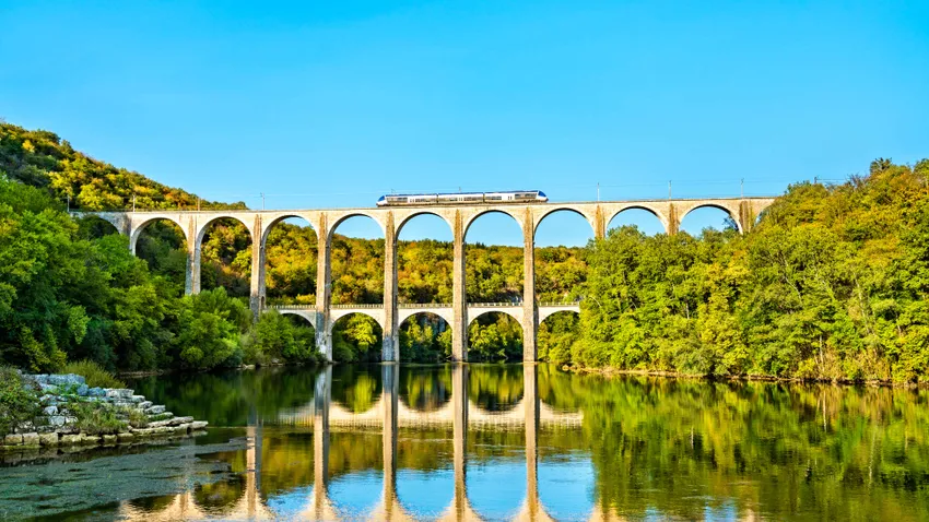 Döbbenetes látvány a 73 méter magas, boltíves Cize-Blozon viadukt ...