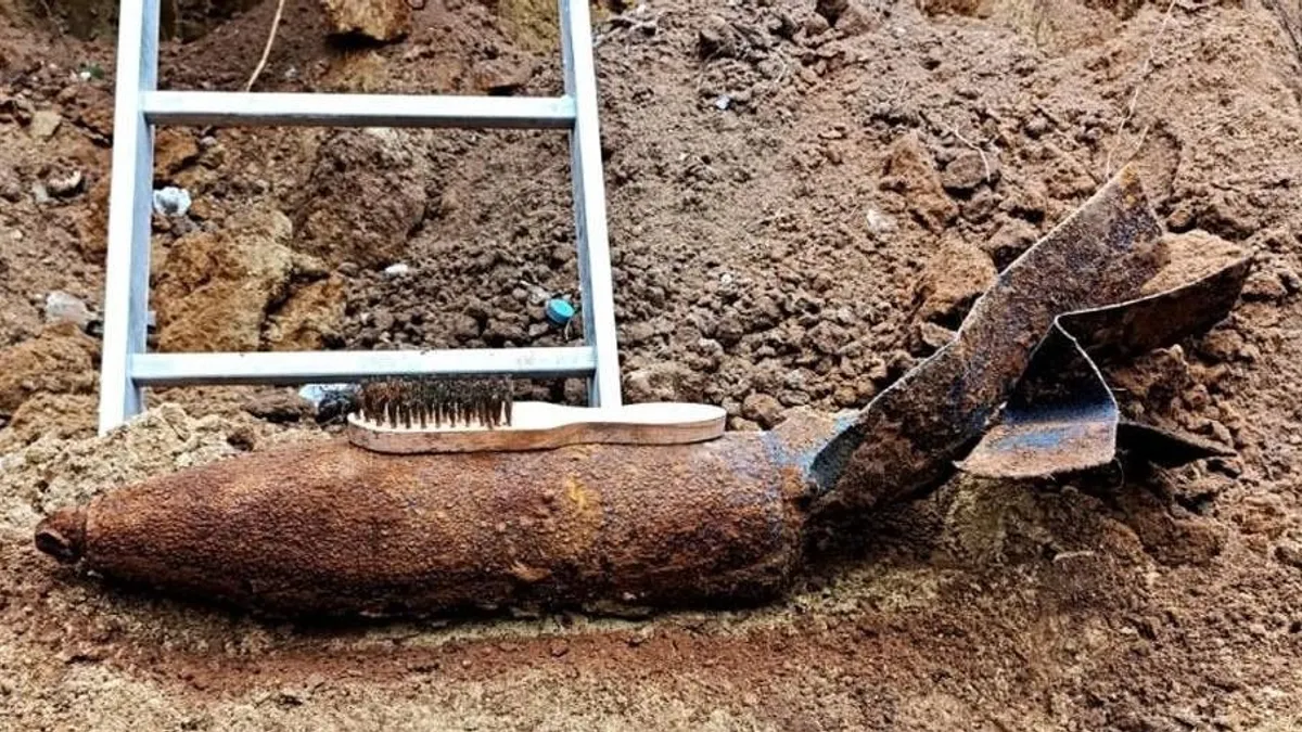 Bombák miatt kellett, hogy elhagyja a házát több család Gödöllőn - ORIGO