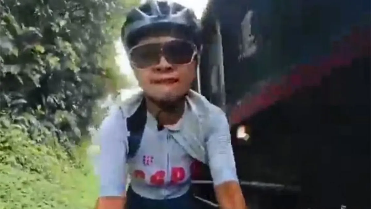 Vidáman tekert a biciklis, aztán jött egy kamion - videó - ORIGO