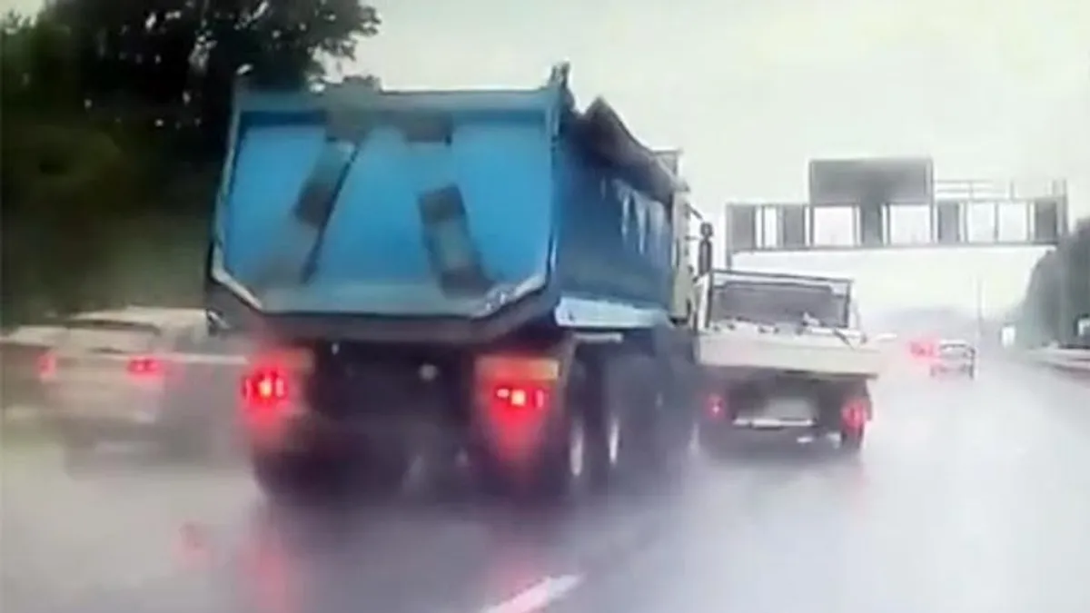 Megcsúszott egy kisteherautó az esős M0-son, pechére pont egy ...