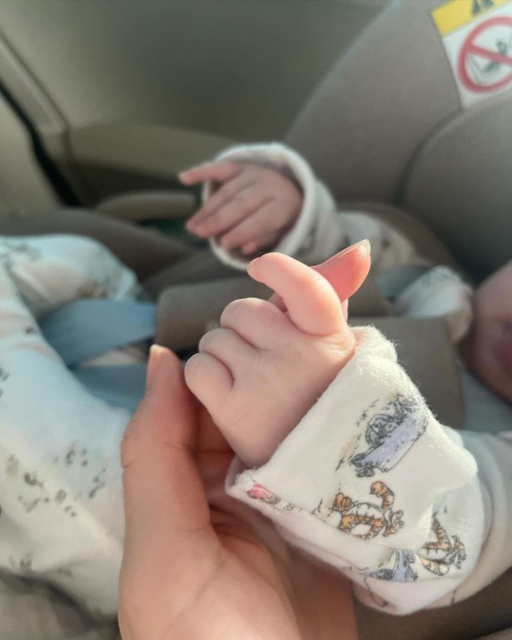 Iszak Eszter végre megmutatta a kislányát - kép - ORIGO