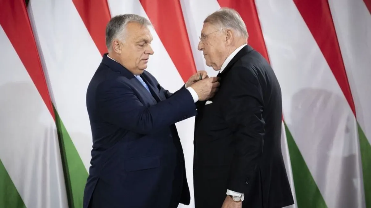 Orbán Viktor kitüntette Klaus Mangoldot - ORIGO
