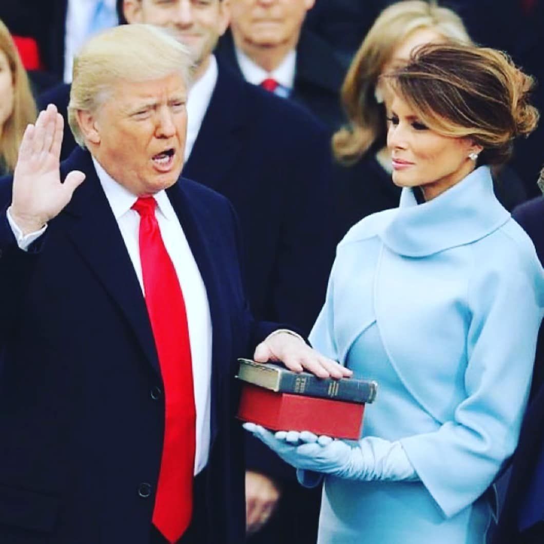 Meglepő dolog derült ki Donald Trump feleségének ruhájáról - ORIGO