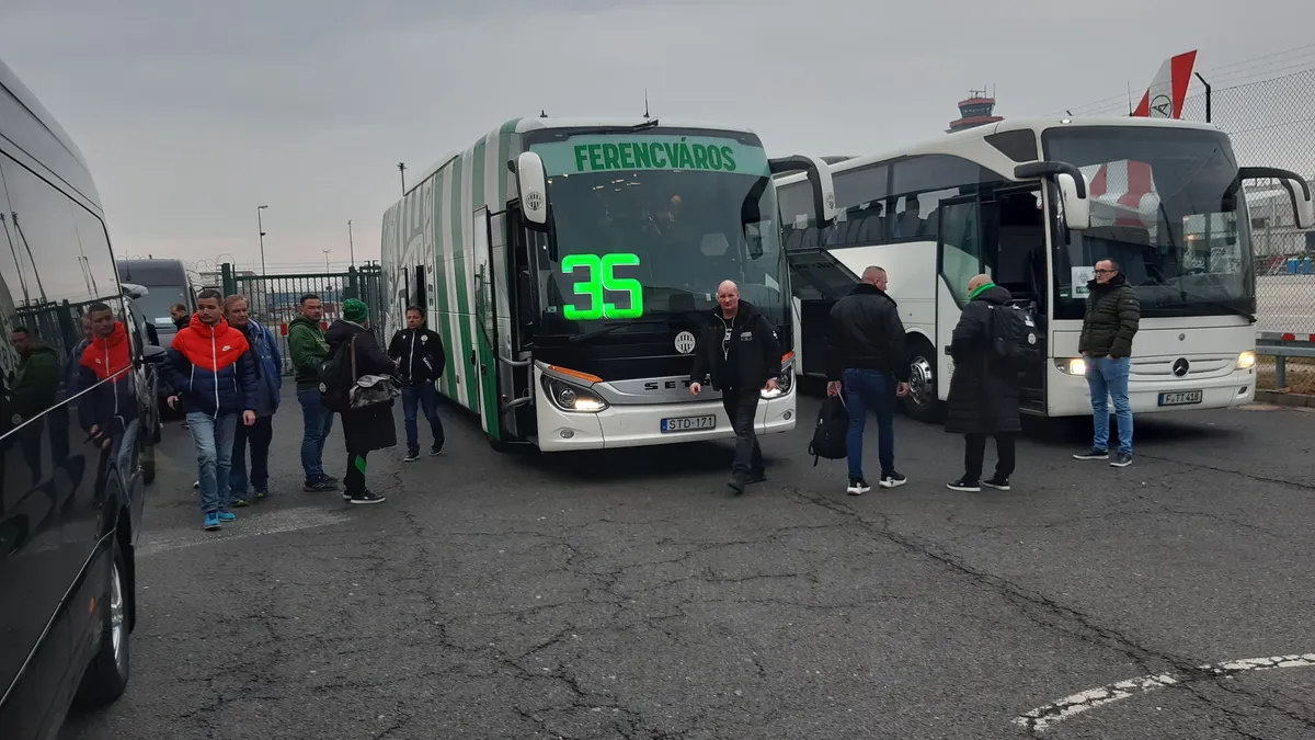Különleges busz várta a Fradit Frankfurtban - fotó - ORIGO