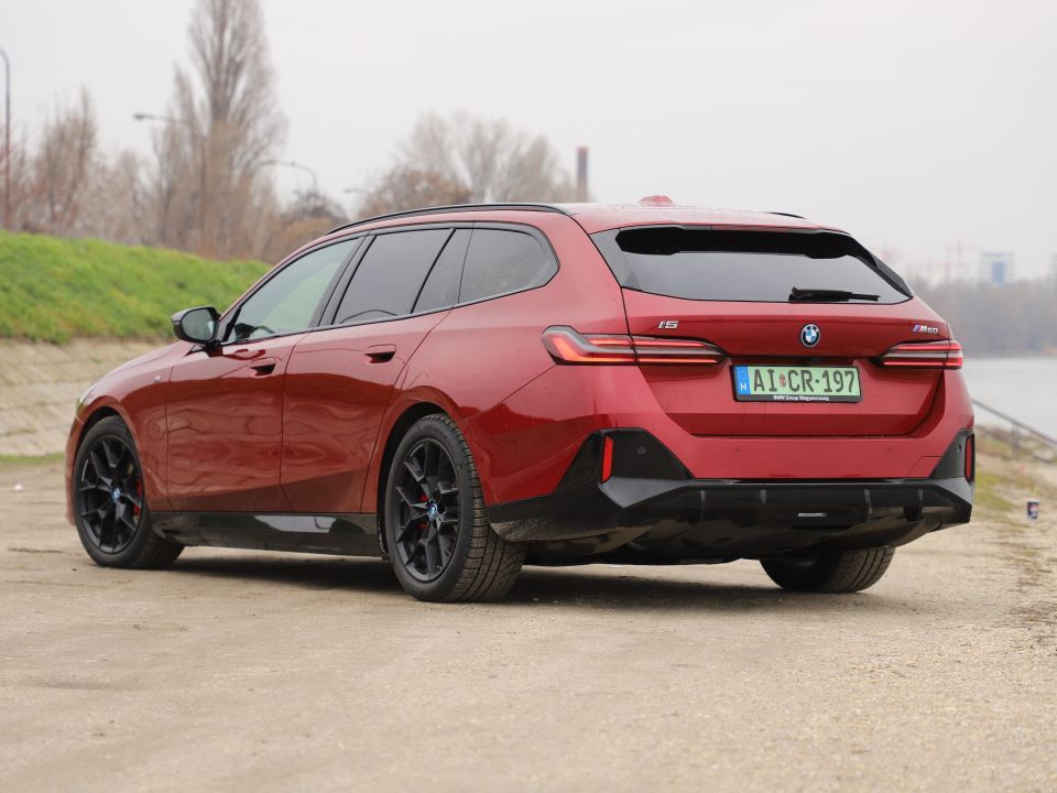 Mint a villám - BMW i5 M60 XDrive Touring teszt - ORIGO
