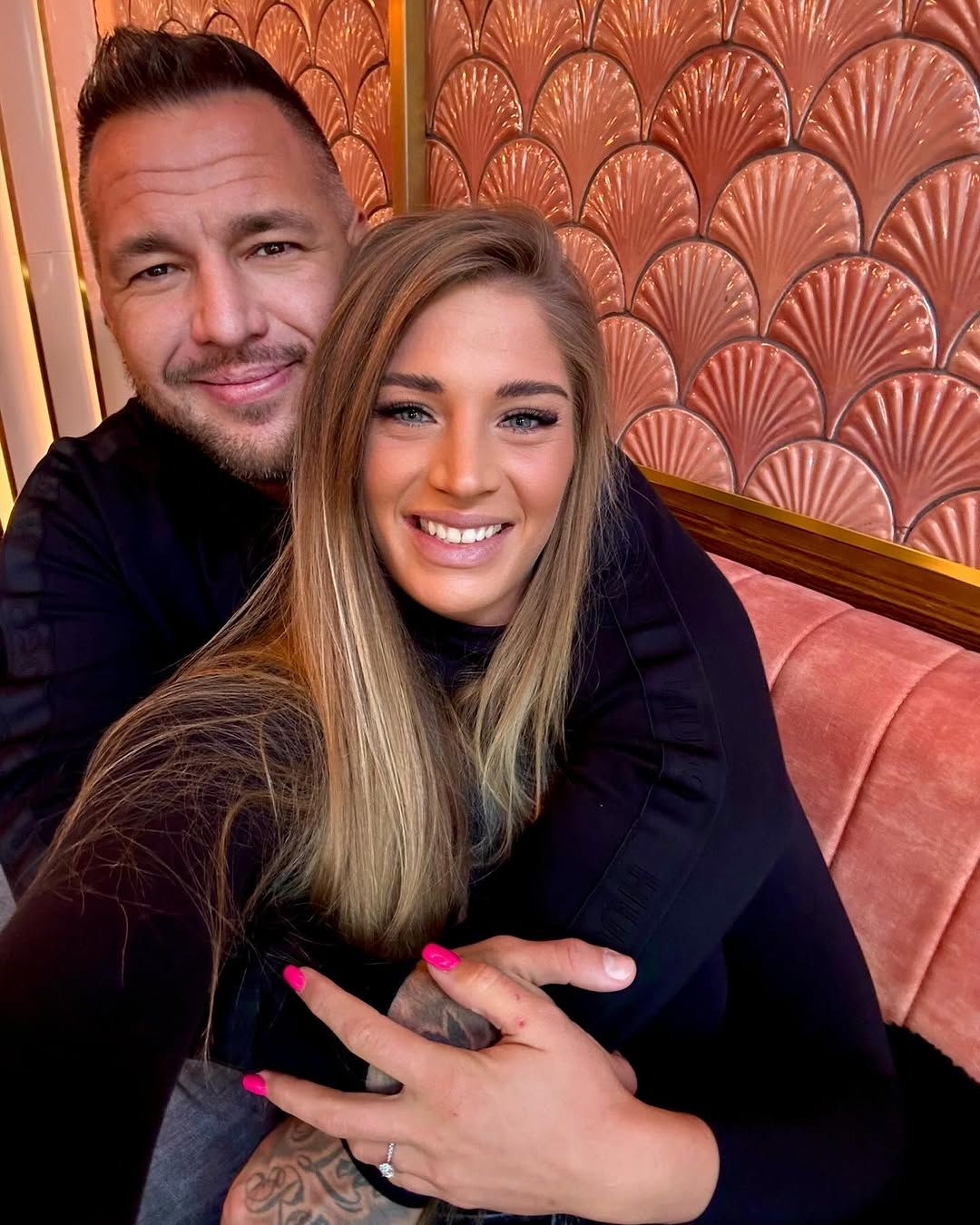 Újra elhalasztotta az esküvőjét Curtis és menyasszonya, Barnai Judit - ORIGO