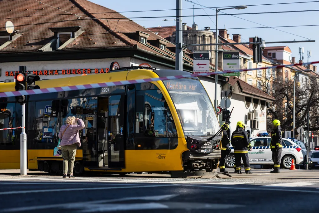Óriási baleset Budapesten, busz miatt siklott ki egy villamos - ORIGO