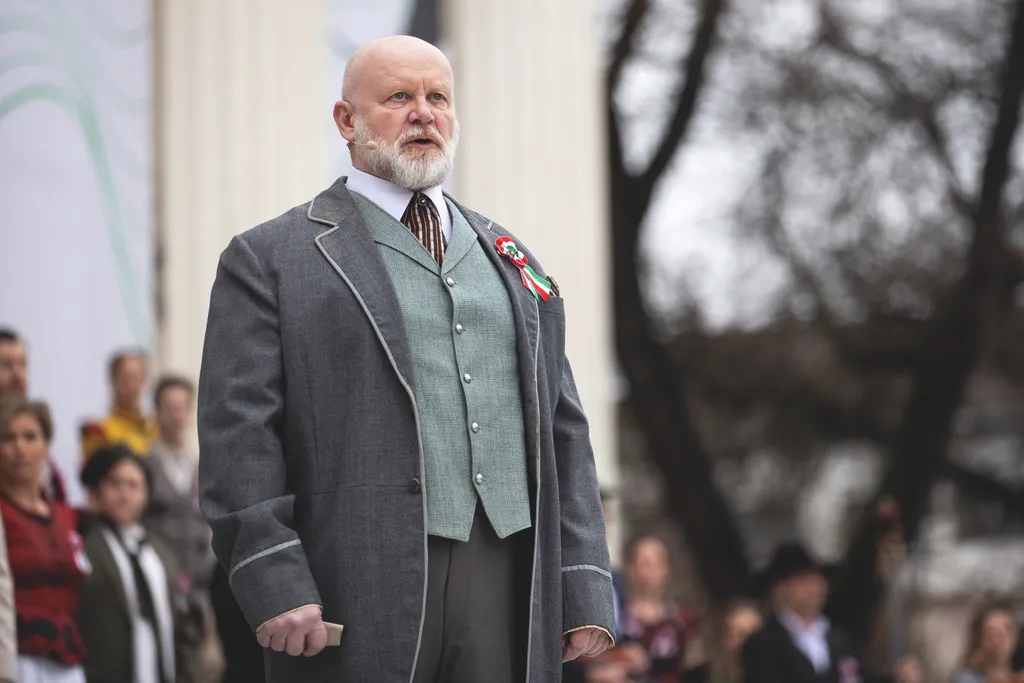 Magyar Péter újságírókat fenyegetett, Orbán Viktor 12 pontot hirdetett ...