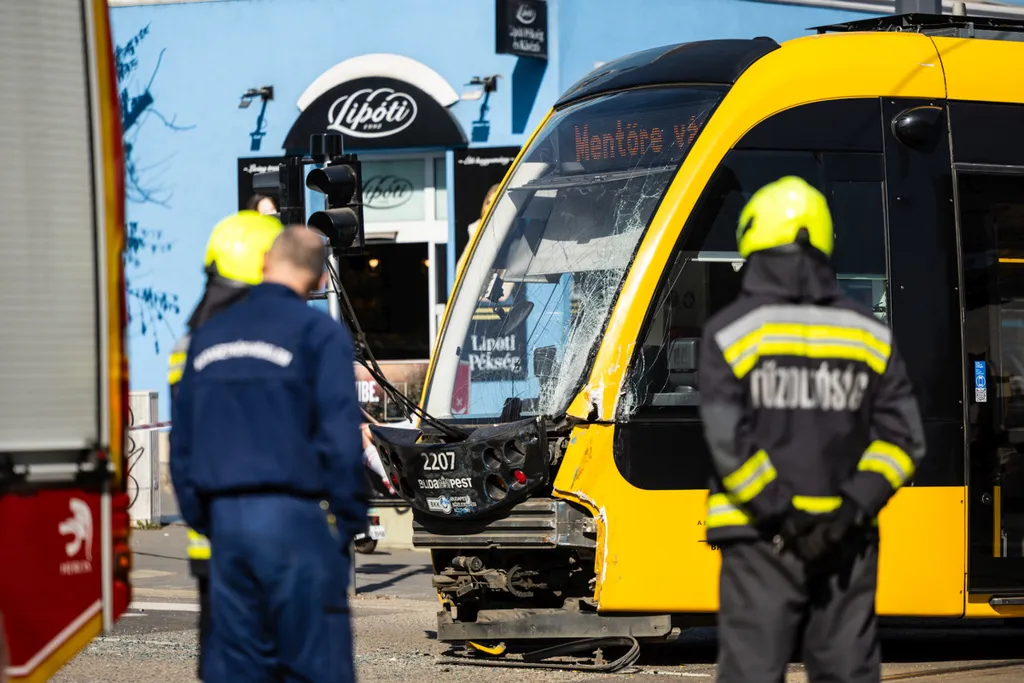 Óriási baleset Budapesten, busz miatt siklott ki egy villamos - ORIGO