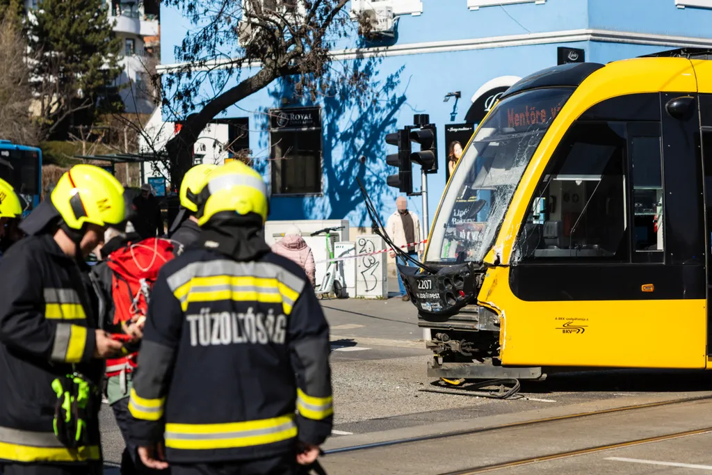 Óriási baleset Budapesten, busz miatt siklott ki egy villamos - ORIGO