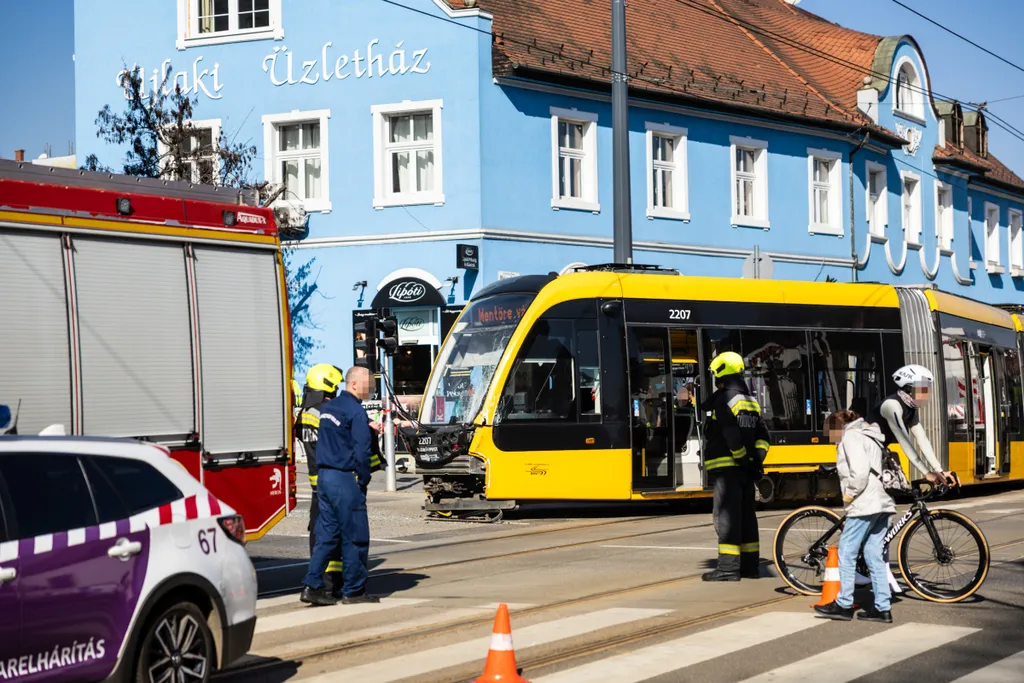 Óriási baleset Budapesten, busz miatt siklott ki egy villamos - ORIGO