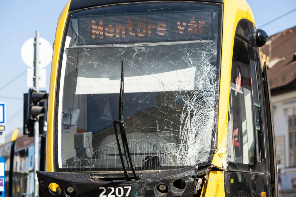 Óriási baleset Budapesten, busz miatt siklott ki egy villamos - ORIGO