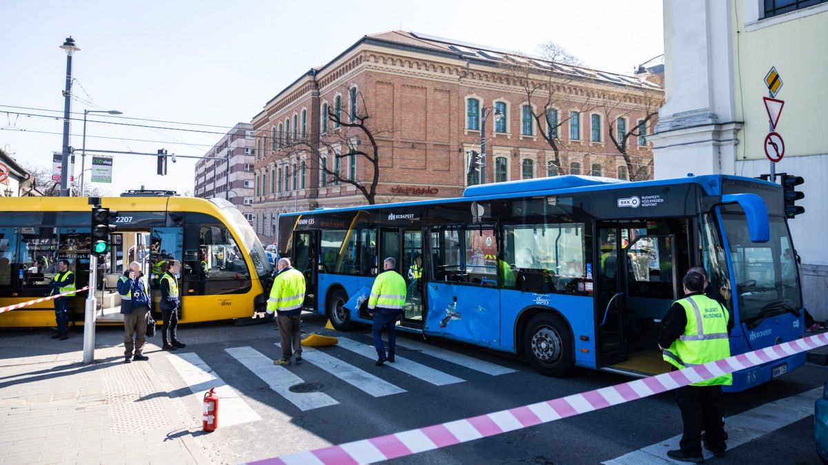 Óriási baleset Budapesten, busz miatt siklott ki egy villamos - ORIGO