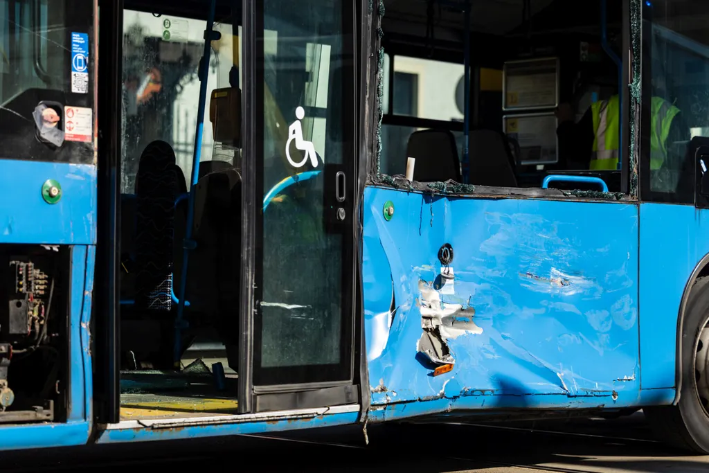 Óriási baleset Budapesten, busz miatt siklott ki egy villamos - ORIGO