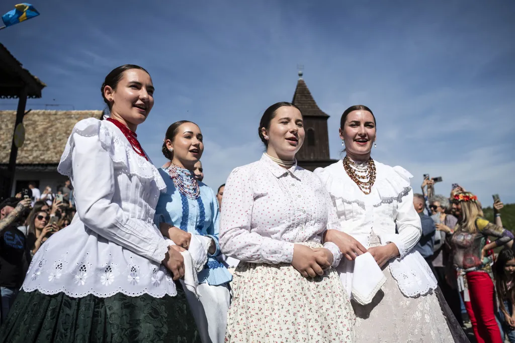 Locsolkodás, népviselet, hagyomány – ilyen volt a Hollókői Húsvéti ...