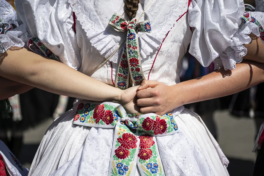 Locsolkodás, népviselet, hagyomány – ilyen volt a Hollókői Húsvéti ...