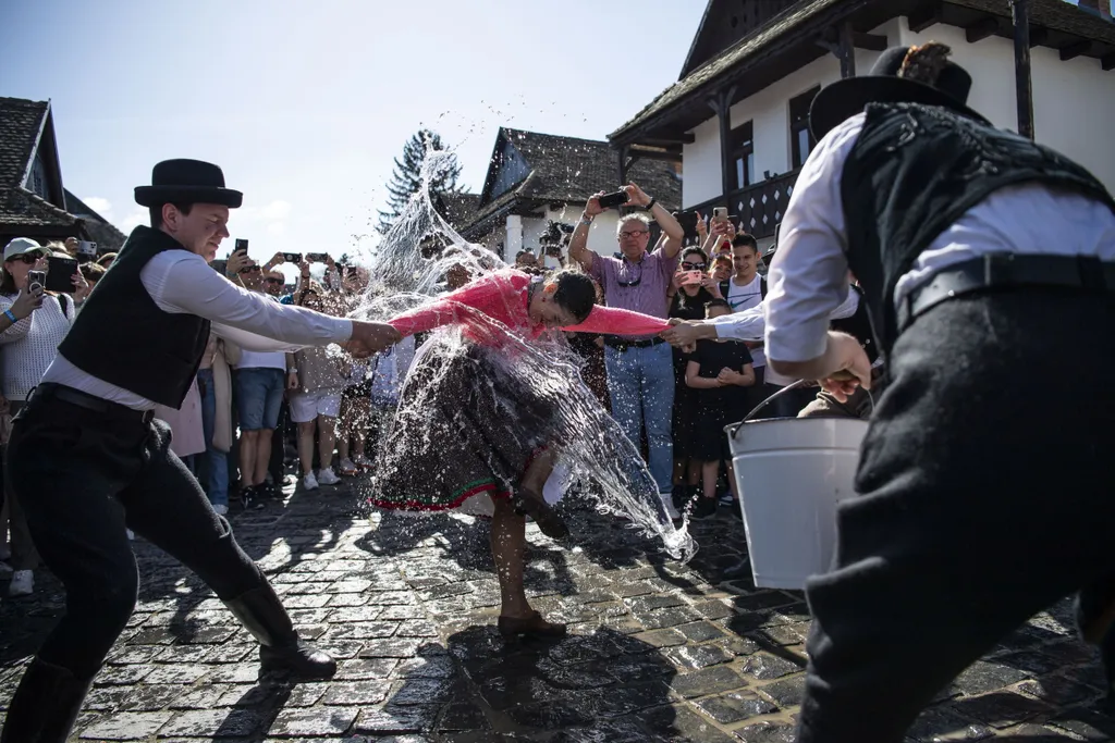 Locsolkodás, népviselet, hagyomány – ilyen volt a Hollókői Húsvéti ...