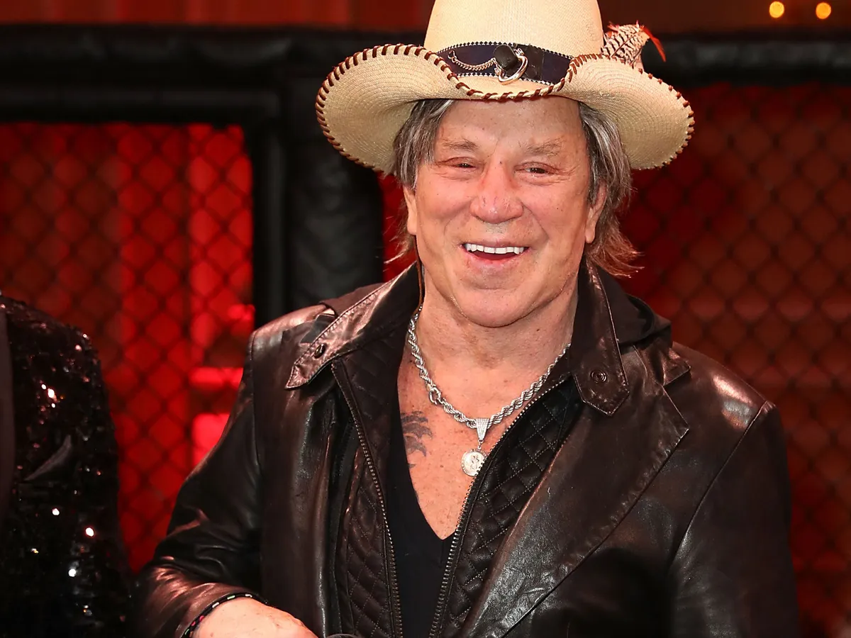 Kirúgták Mickey Rourke-ot a tévéműsorból, milliókat bukhat - ORIGO