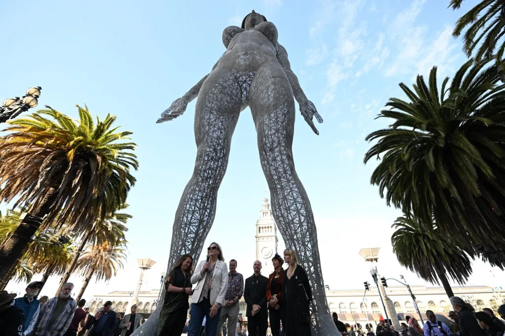 Gigantikus, meztelen női szobrot állítottak San Francisco belvárosában ...