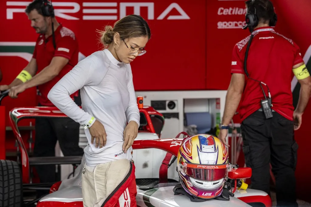 Bianca Bustamante: a Forma-1-ről álmodik a szexi női pilóta - ORIGO