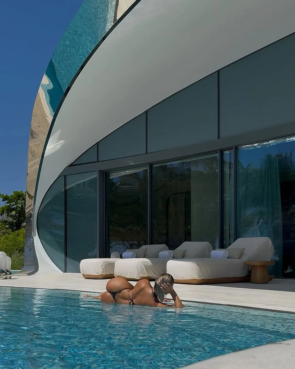 A fitneszmodell Violetta Bert lecsapott Lewis Hamiltonra - ORIGO