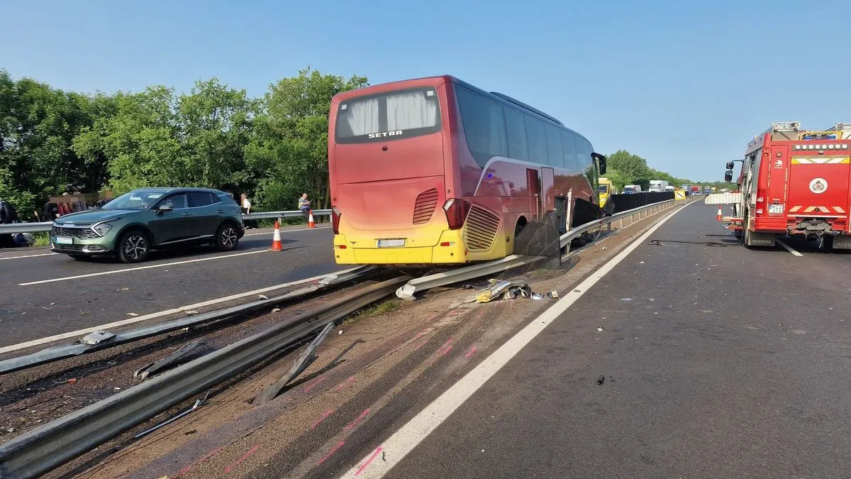 Gyerekeket szállító busz szakított át egy szalagkorlátot az M3-ason - ORIGO