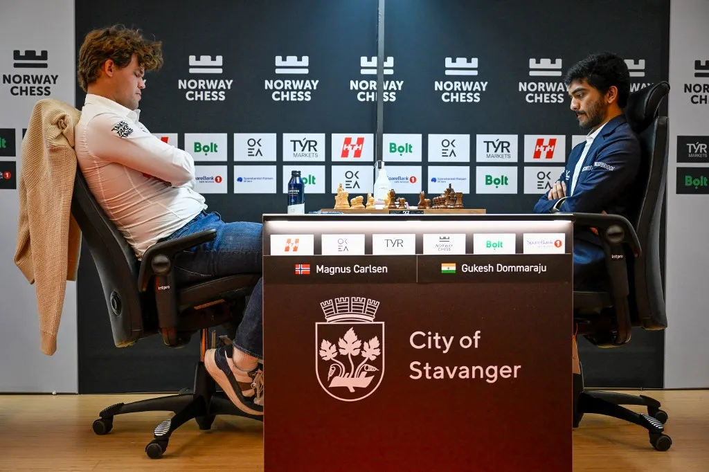 Magnus Carlsen teljesen kiborult, bábukat borogatott a sakkozó - ORIGO