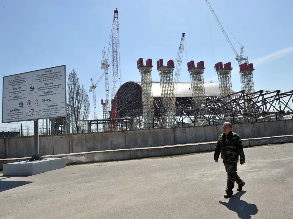 A csernobili atomerőművet védő acélszarkofág építése | origo.hu