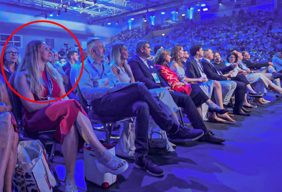 Az első sorban tapsol Róka Réka, Magyar Péter kedvenc pornószínésznője ...