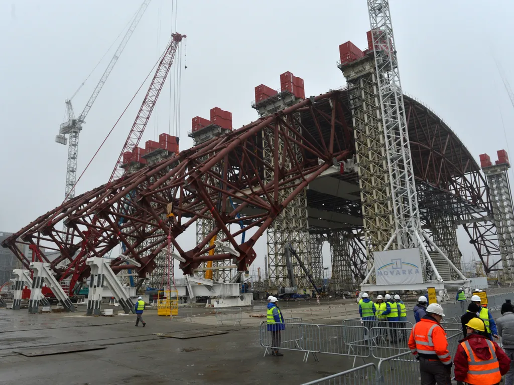 A csernobili atomerőművet védő acélszarkofág építése | origo.hu